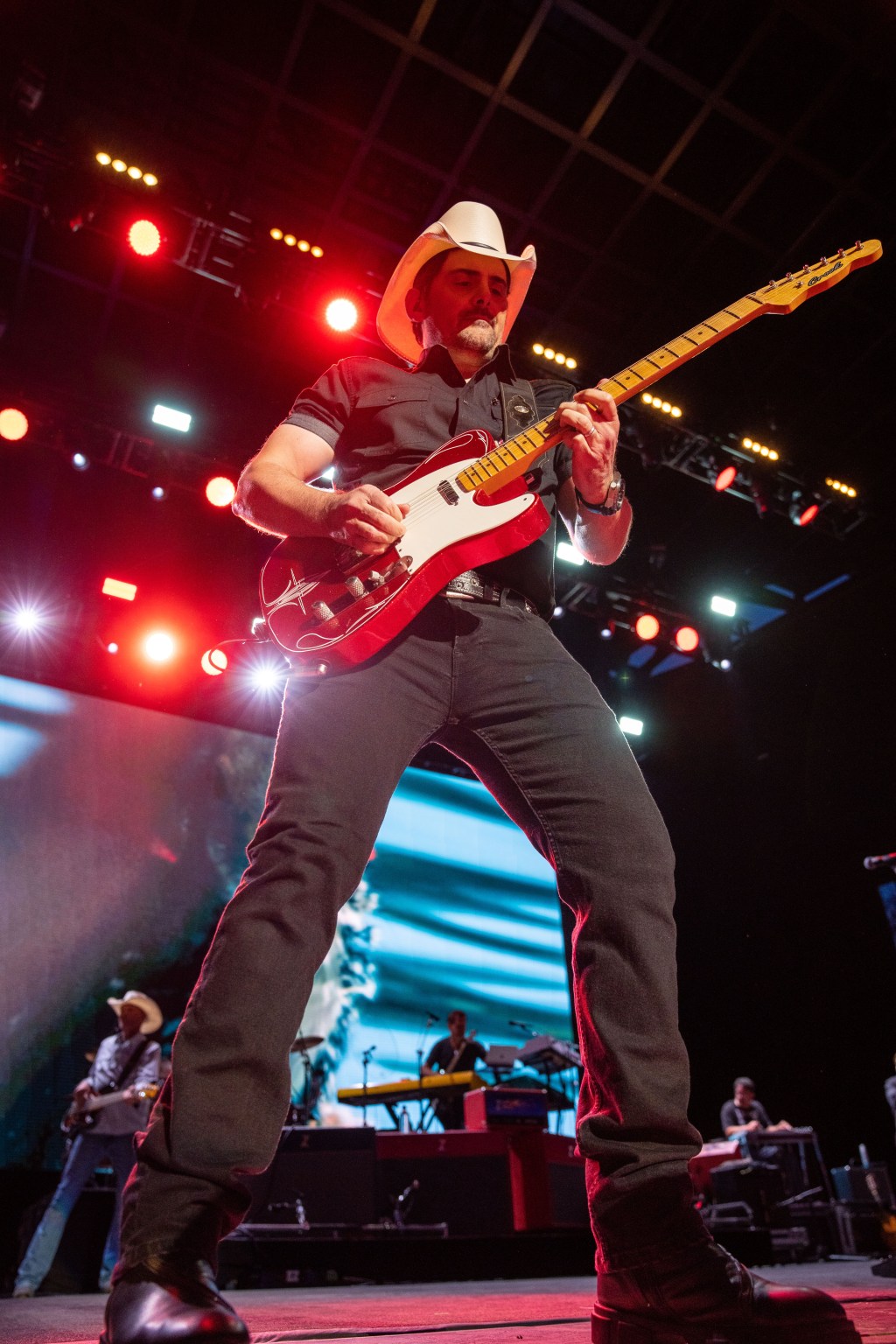 Review | Brad Paisley Knocks the Boots Off Santa Barbarans - The Santa ...