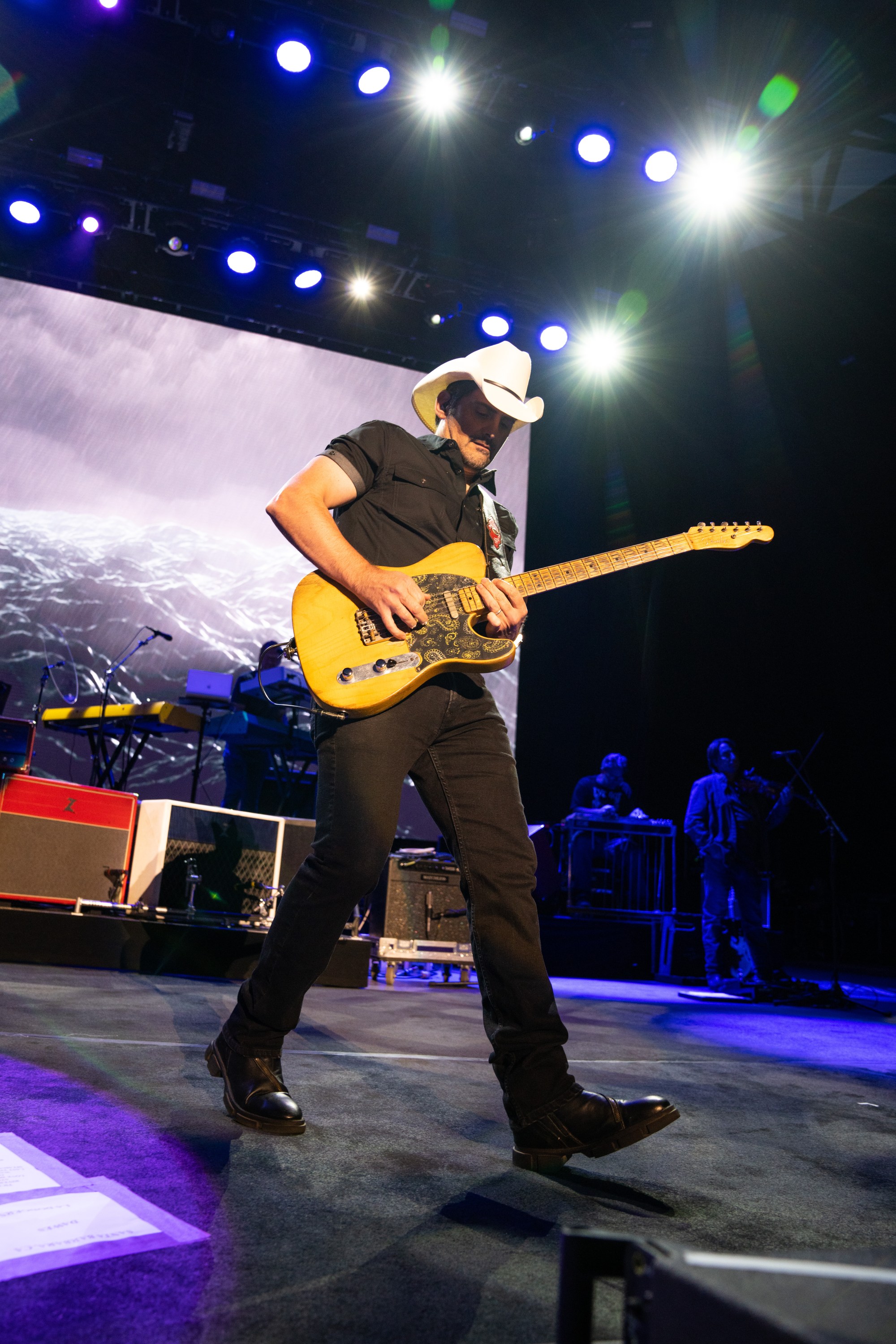 Review | Brad Paisley Knocks the Boots Off Santa Barbarans - The Santa ...