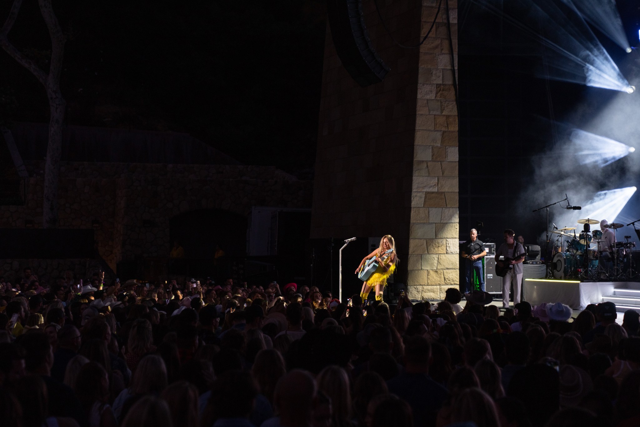 Review | Kelsea Ballerini Brings a Ray of Sunshine to the Santa Barbara ...