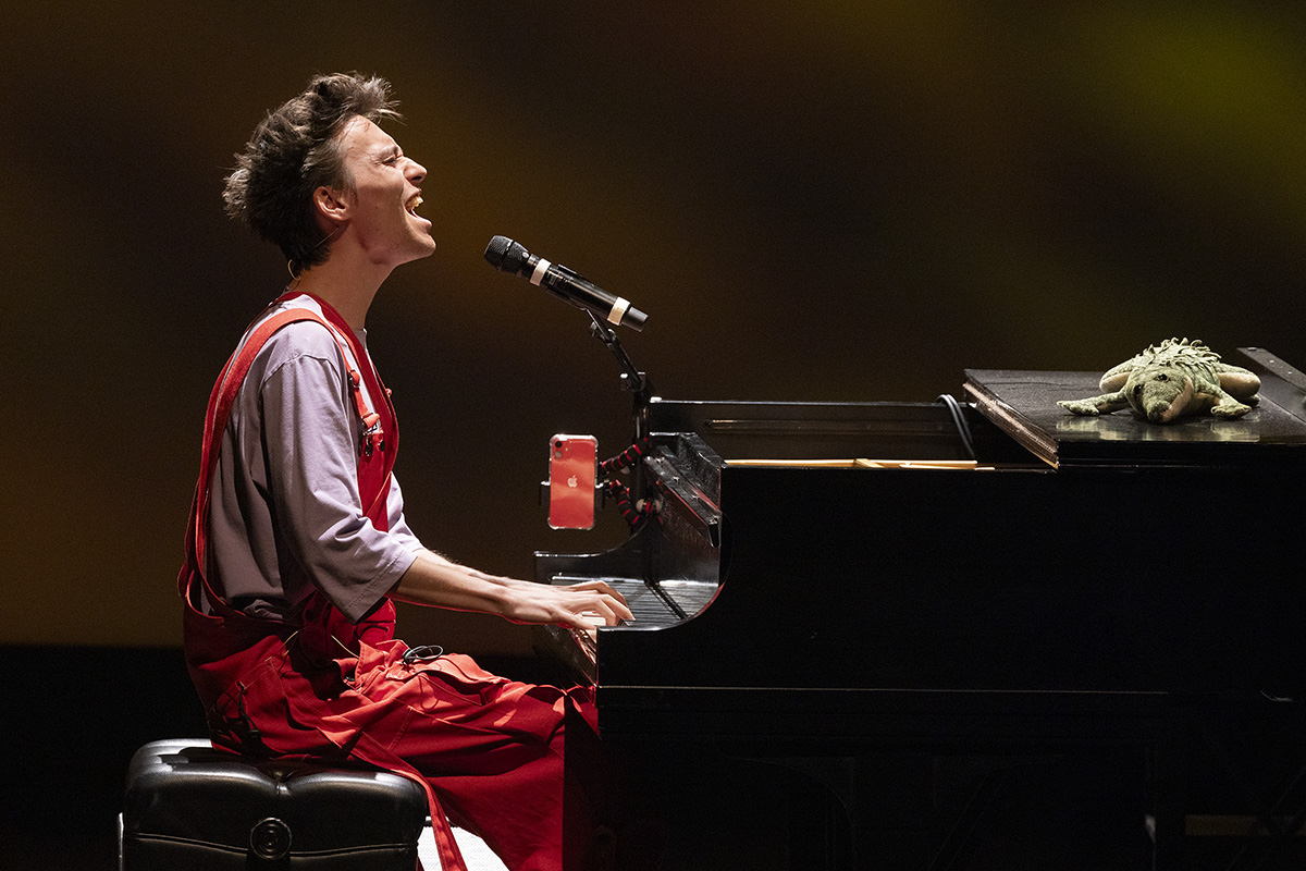 ON the Beat | A Night with the Wizardly Piano Man in Red Overalls - The ...