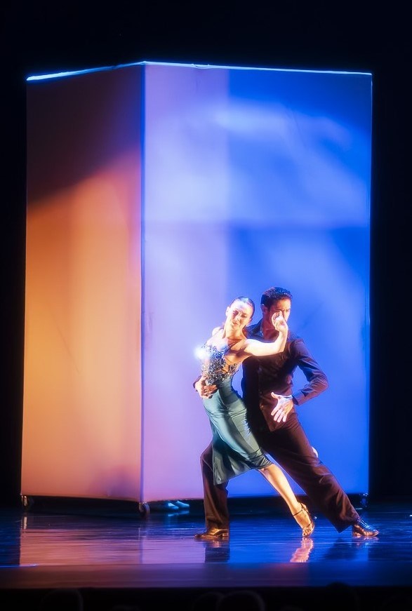 Argentine Tango Meets American Contemporary Dance in a Spectacular ...